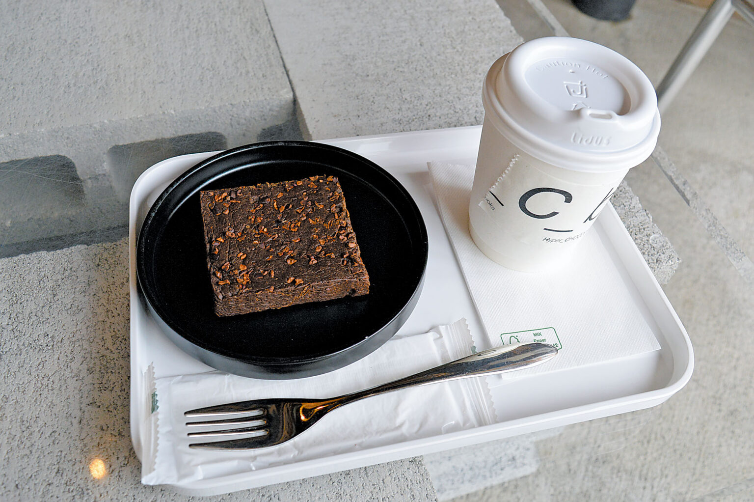 佐野市のカフェ「Hyper_CHOCOLATE_books」アートな空間で味わうコーヒーとチョコレート | とりぷれ