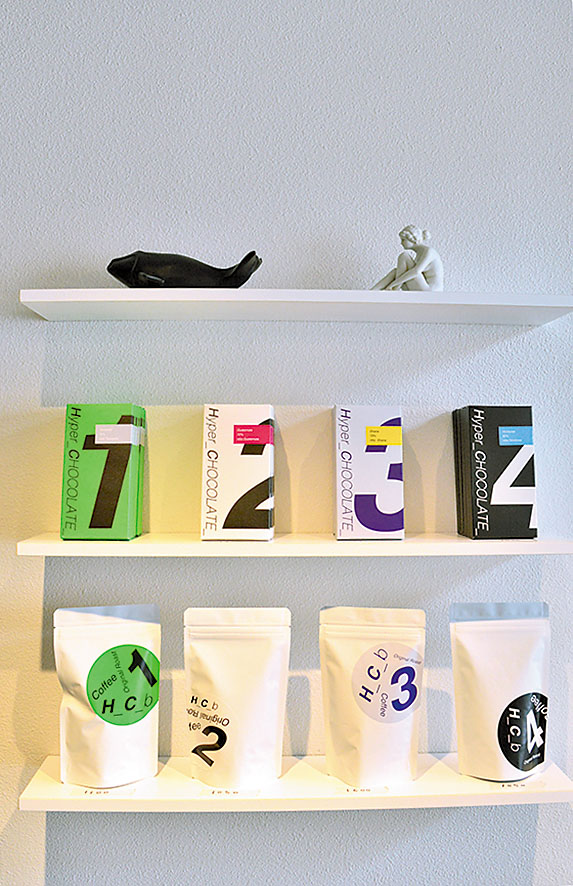 佐野市のカフェ「Hyper_CHOCOLATE_books」アートな空間で味わうコーヒーとチョコレート | とりぷれ